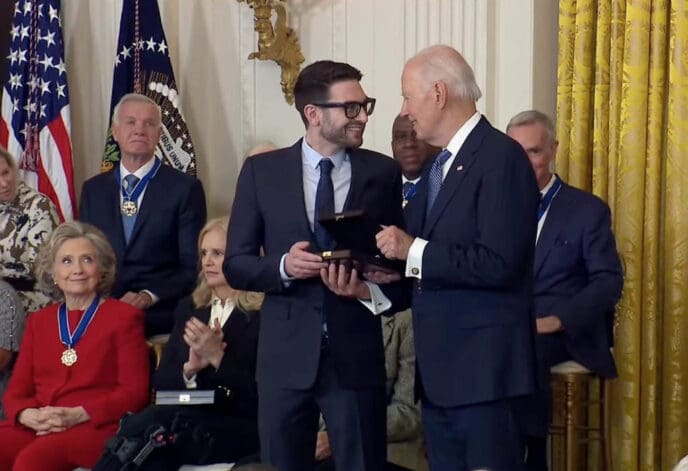 Biden dao medalje slobode Clintonovoj, Sorosu i kuharu koji se slikao s ...